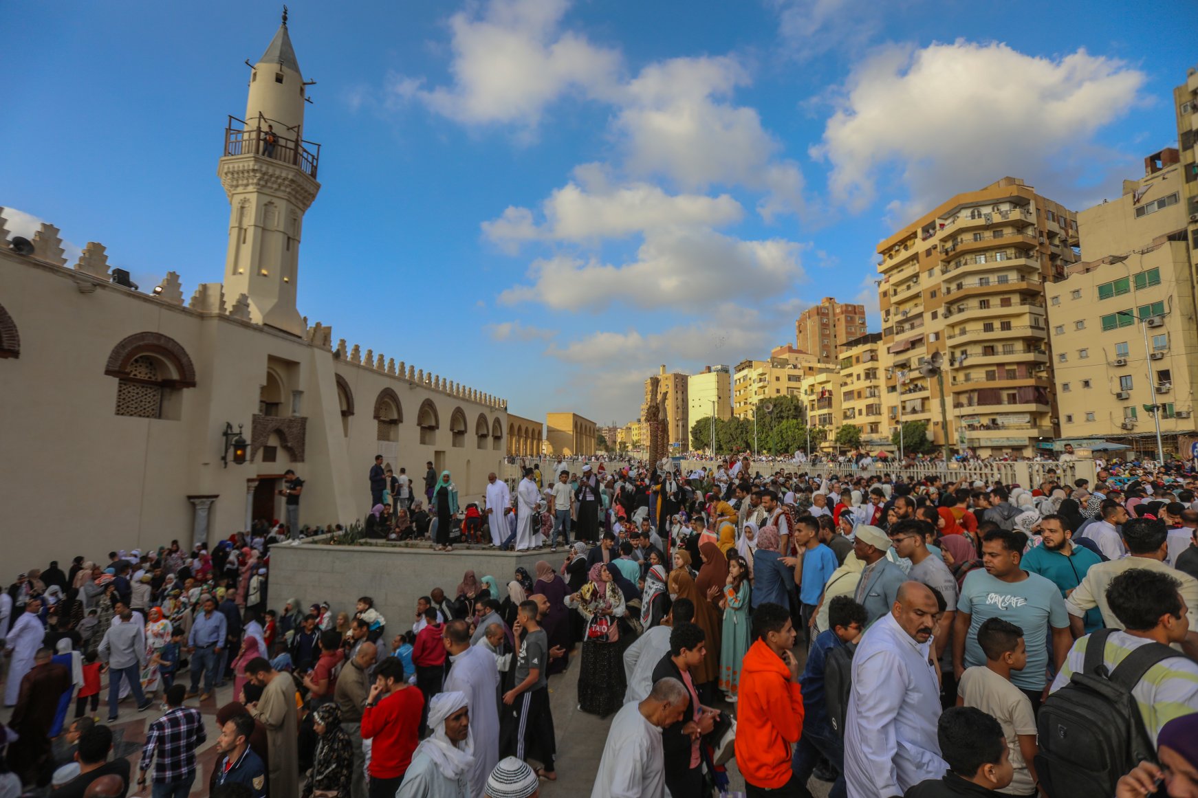 Joy as Eid al-Fitr celebrated around world | Daily Sabah