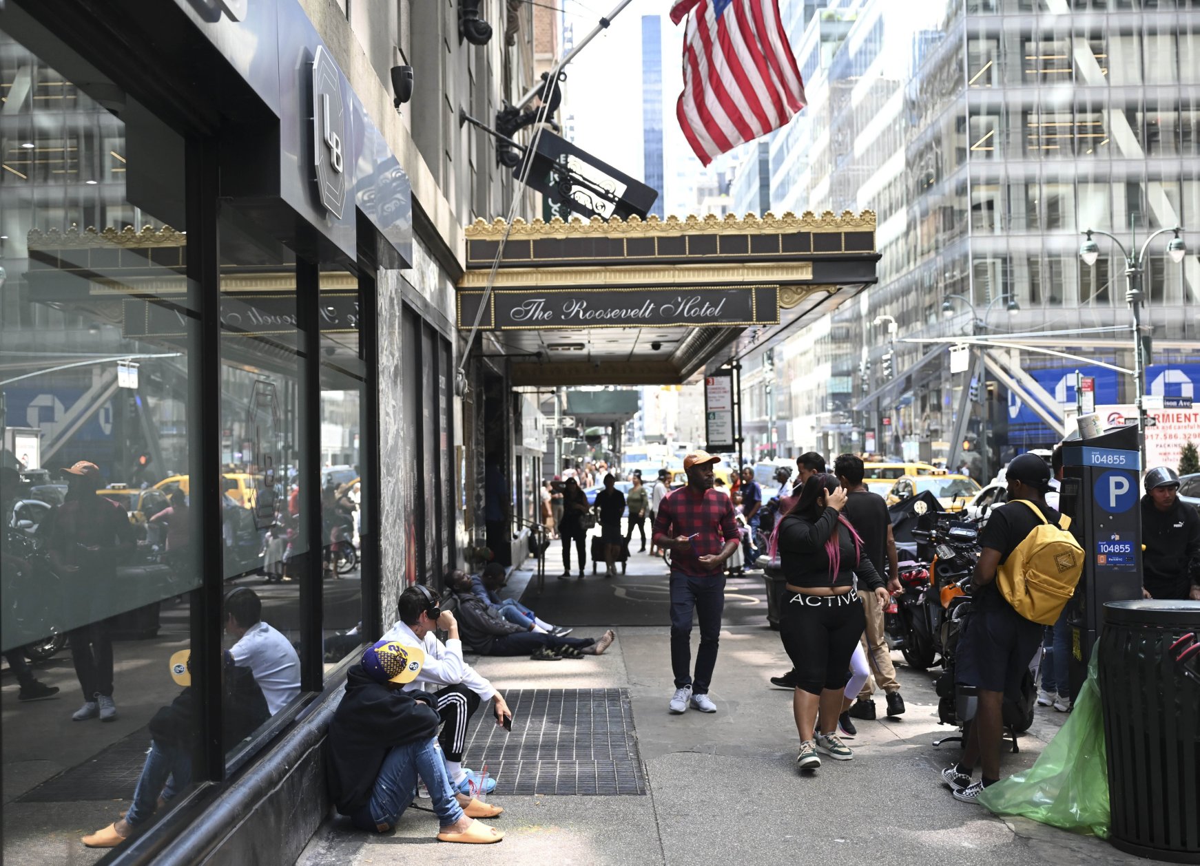 Migrants on streets as New York City fails to provide shelter | Daily Sabah