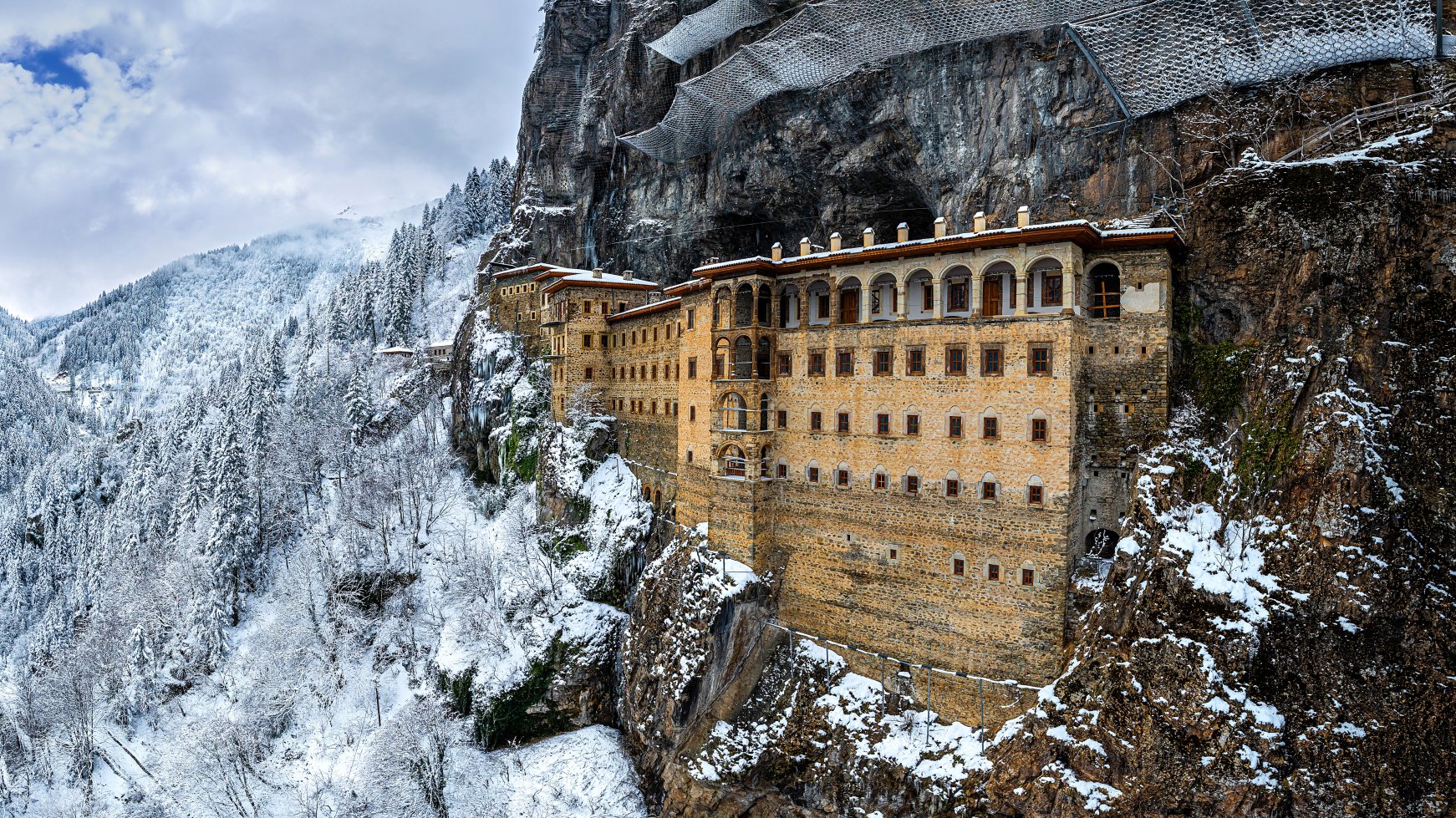 Türkiye S Historic Sumela Monastery Welcomes Winter Snow Daily Sabah