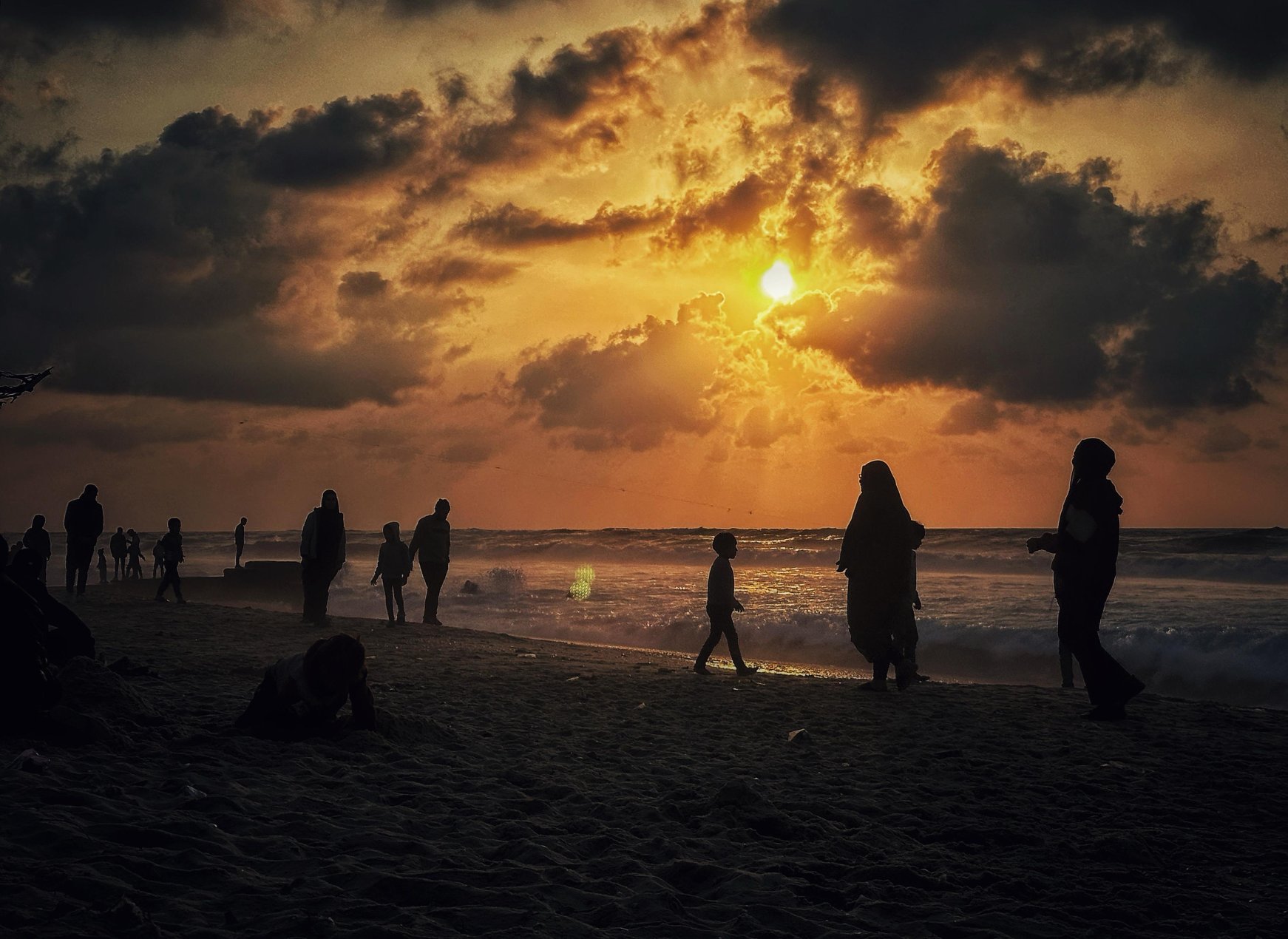 Sunset offers glimmer of beauty in war-torn Gaza | Daily Sabah