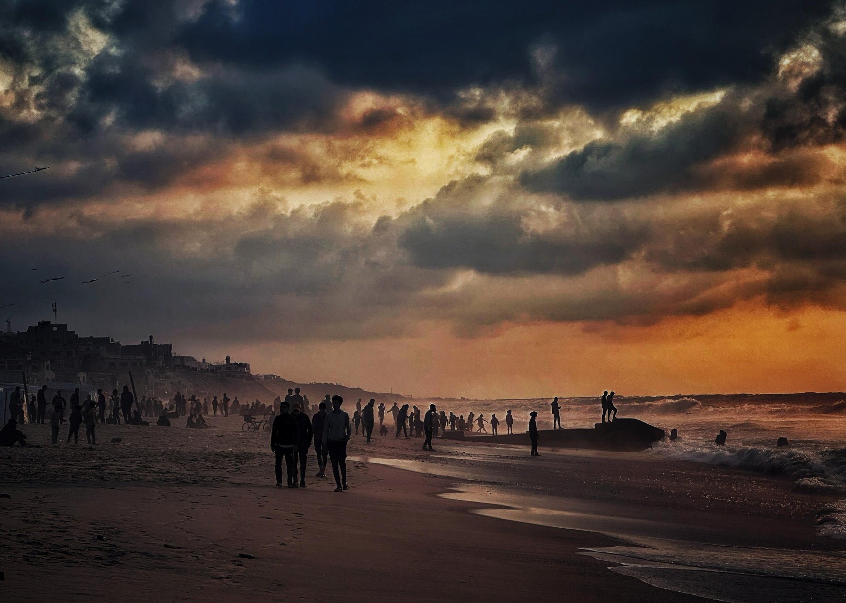 Sunset offers glimmer of beauty in war-torn Gaza | Daily Sabah