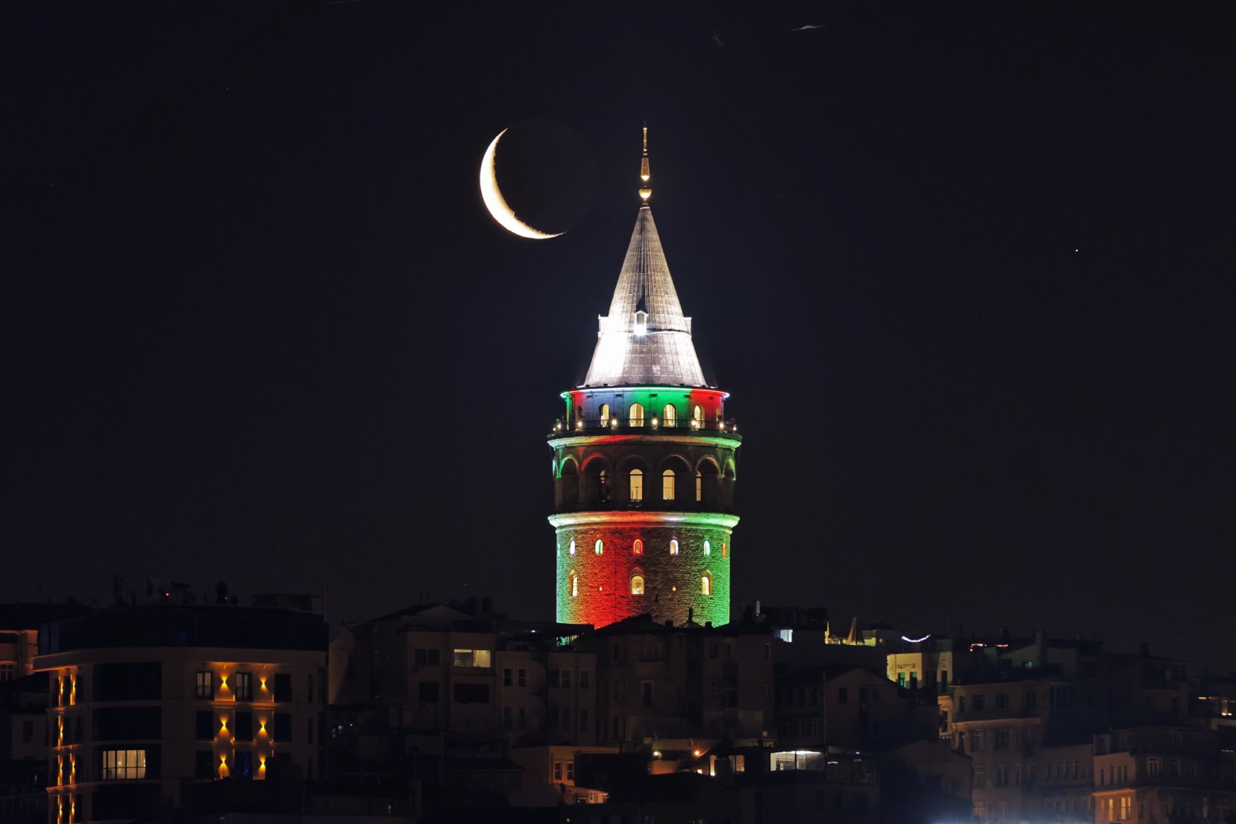 Crescent spell in Istanbul: Charming moon frames Galata, Çamlıca ...