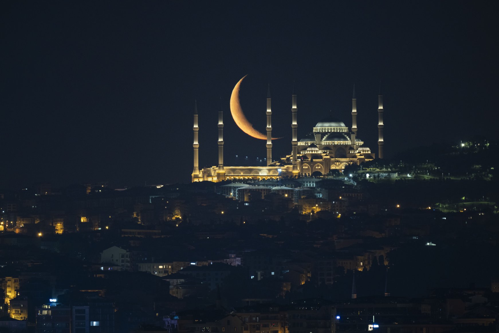 Crescent spell in Istanbul: Charming moon frames Galata, Çamlıca ...