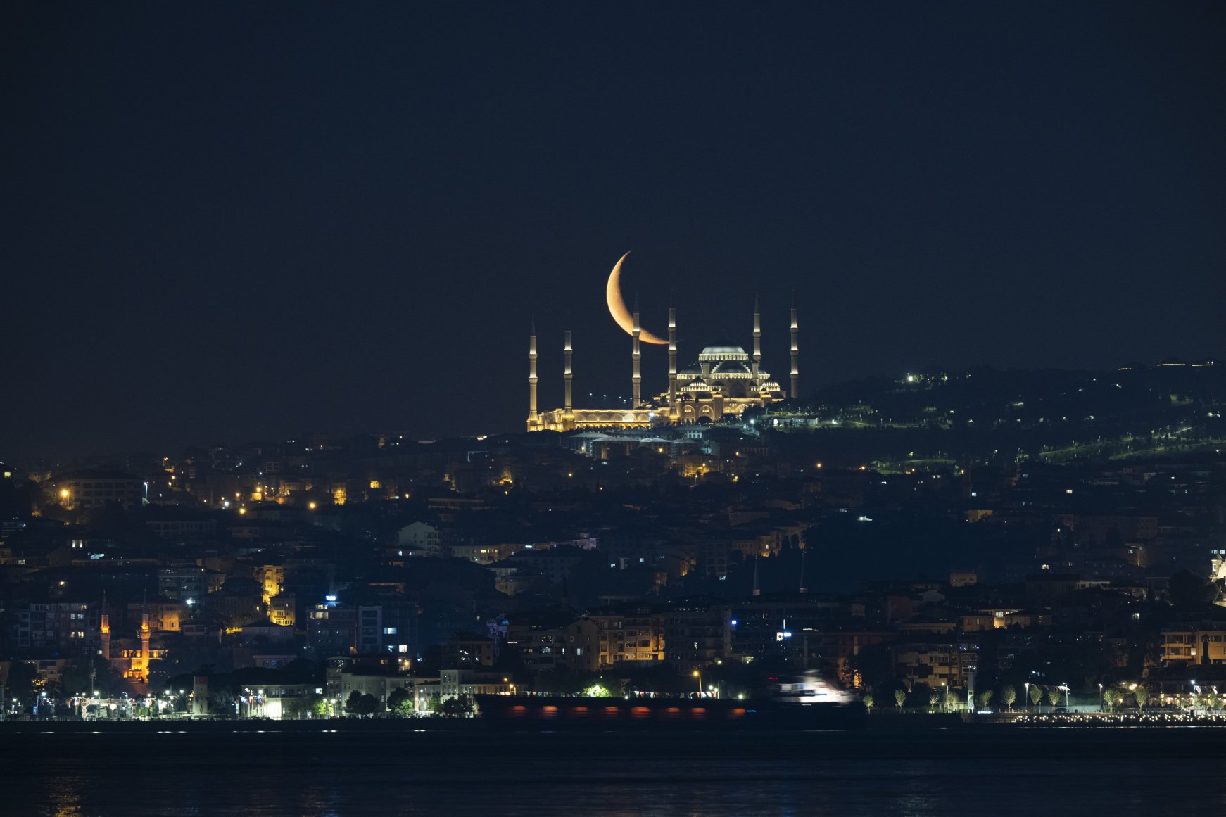 Crescent spell in Istanbul: Charming moon frames Galata, Çamlıca ...