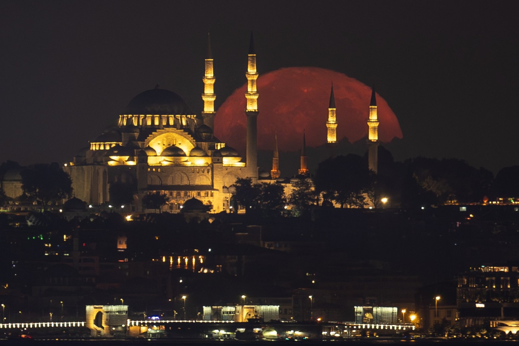Full moon lights up Istanbul | Daily Sabah