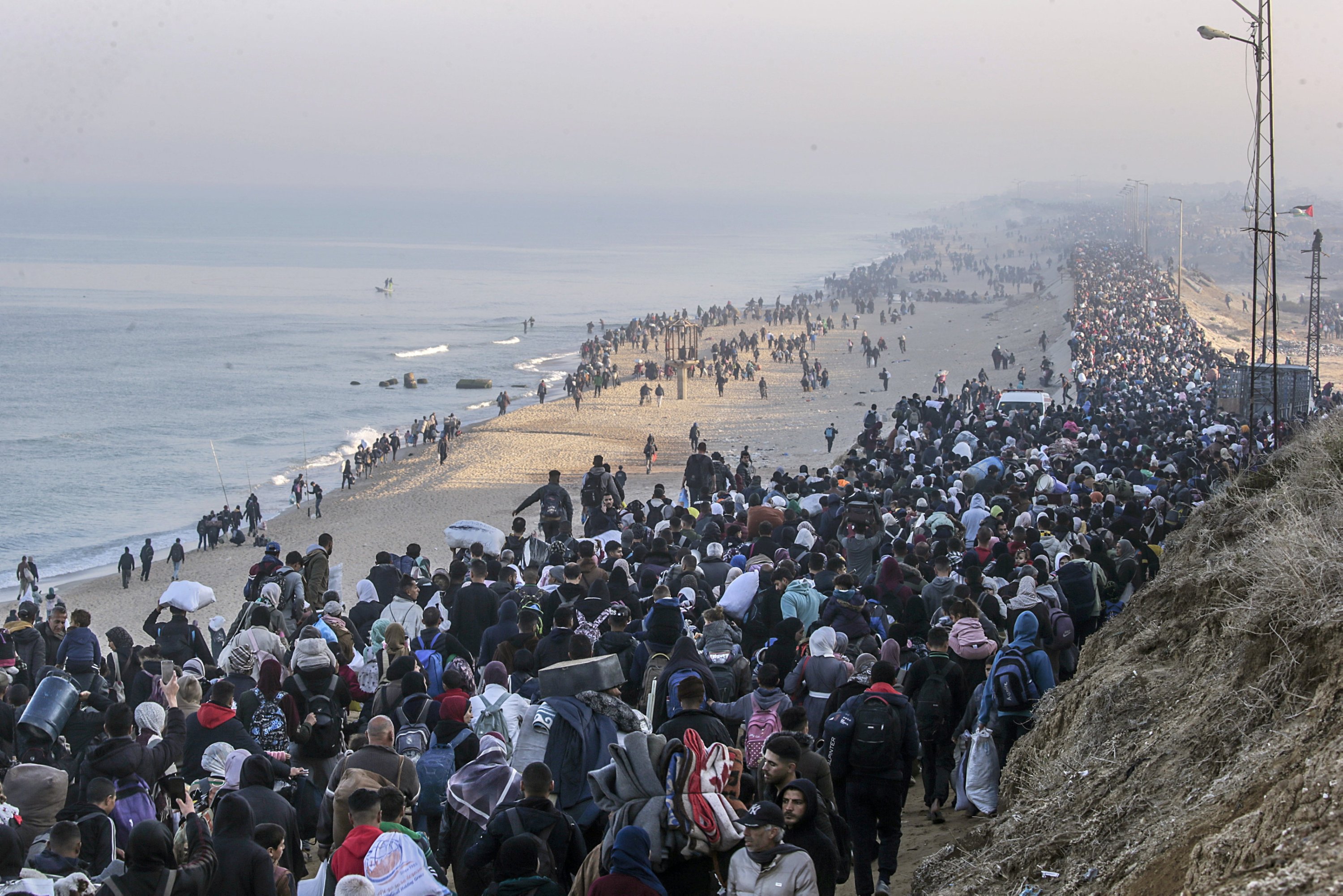 Displaced Gazans return to north after hostage impasse ends | Daily Sabah