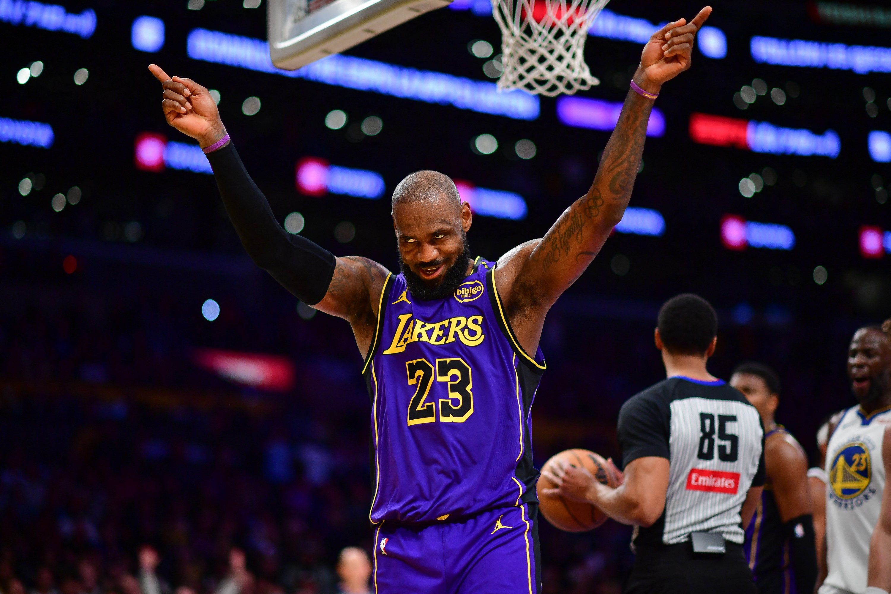 LeBron James shrugs off age as he sets new scoring milestone | Daily Sabah
