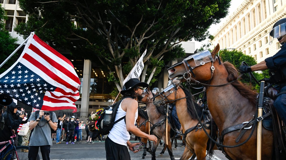 Los Angeles sees huge protest against immigration raids | Daily Sabah